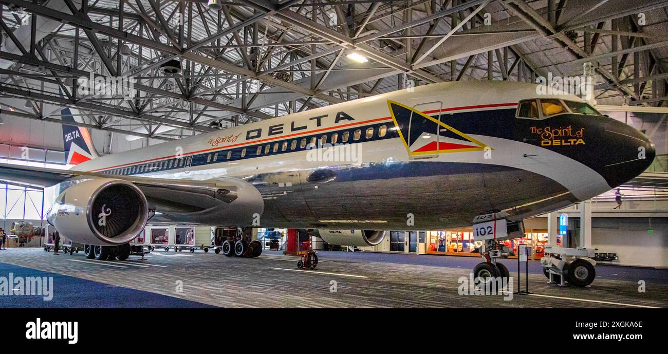 Delta employee hi-res stock photography and images - Alamy