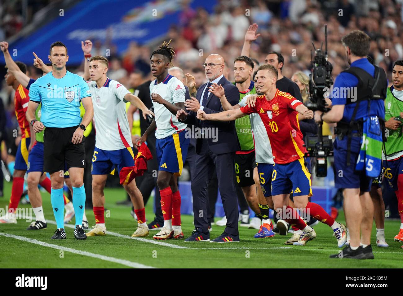 Spain manager Luis de la Fuente (centre), Dani Olmo (right) and team ...