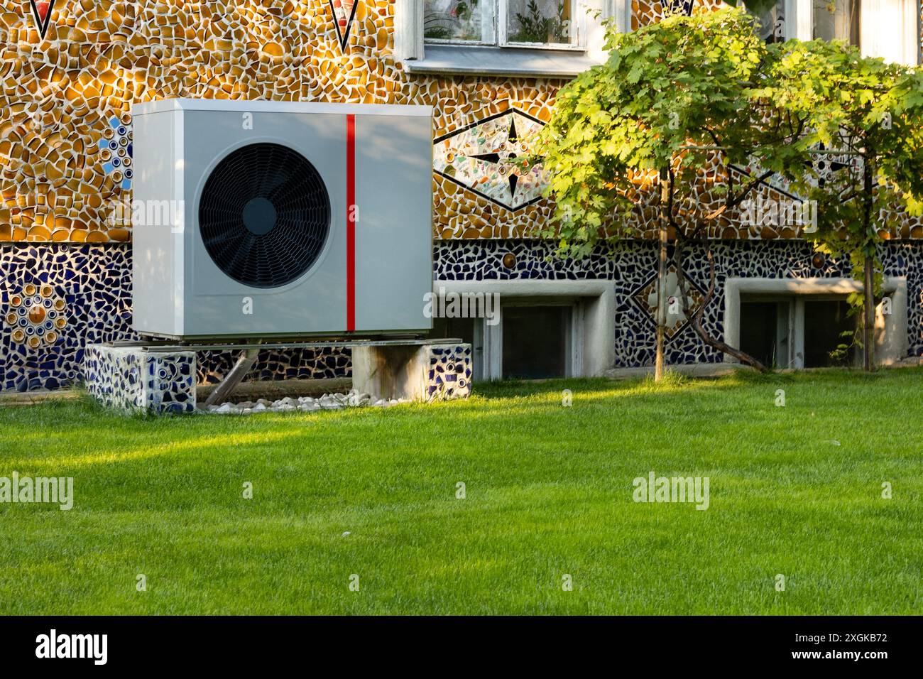 Contemporary garden wall hi-res stock photography and images - Alamy