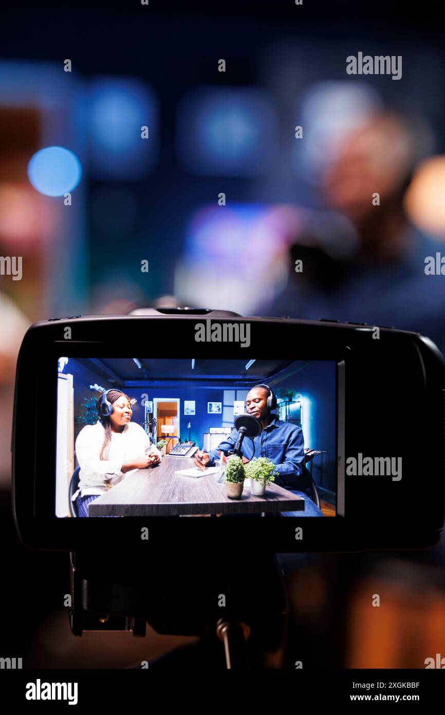 Studio audience laugh hi-res stock photography and images - Alamy