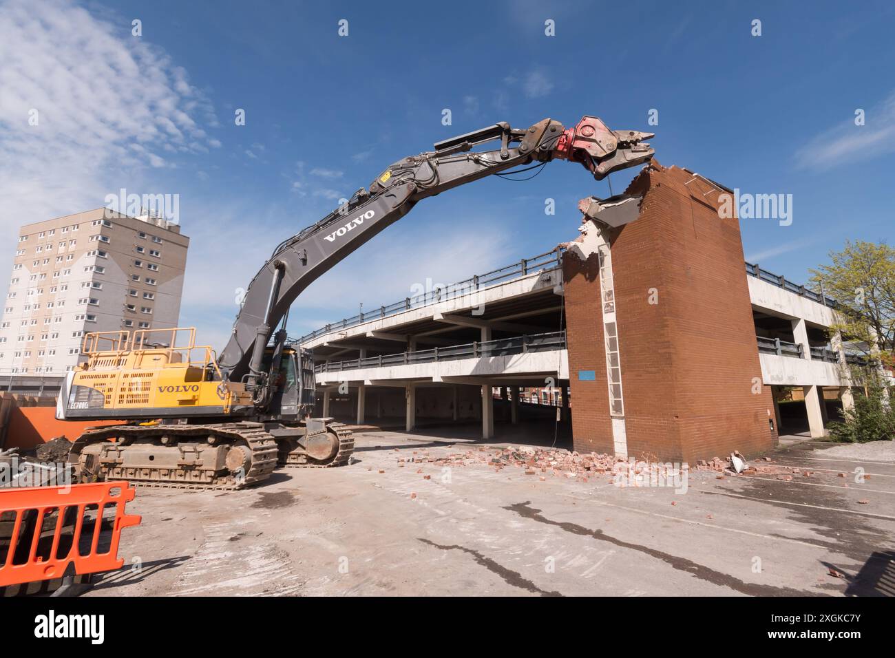 Demolition of a multi storey car park Stock Photo - Alamy