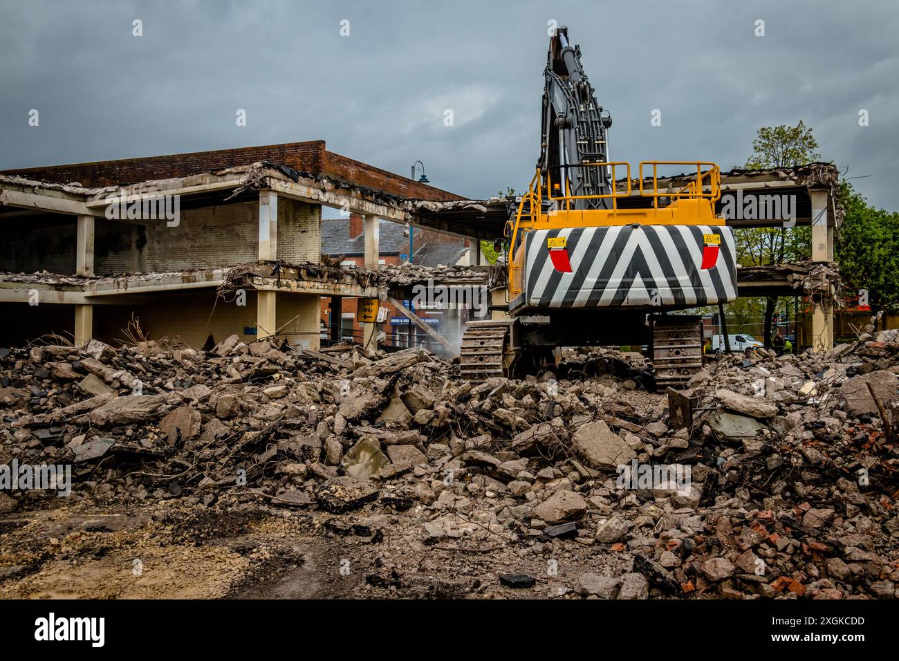 Demolition of a multi storey car park Stock Photo - Alamy