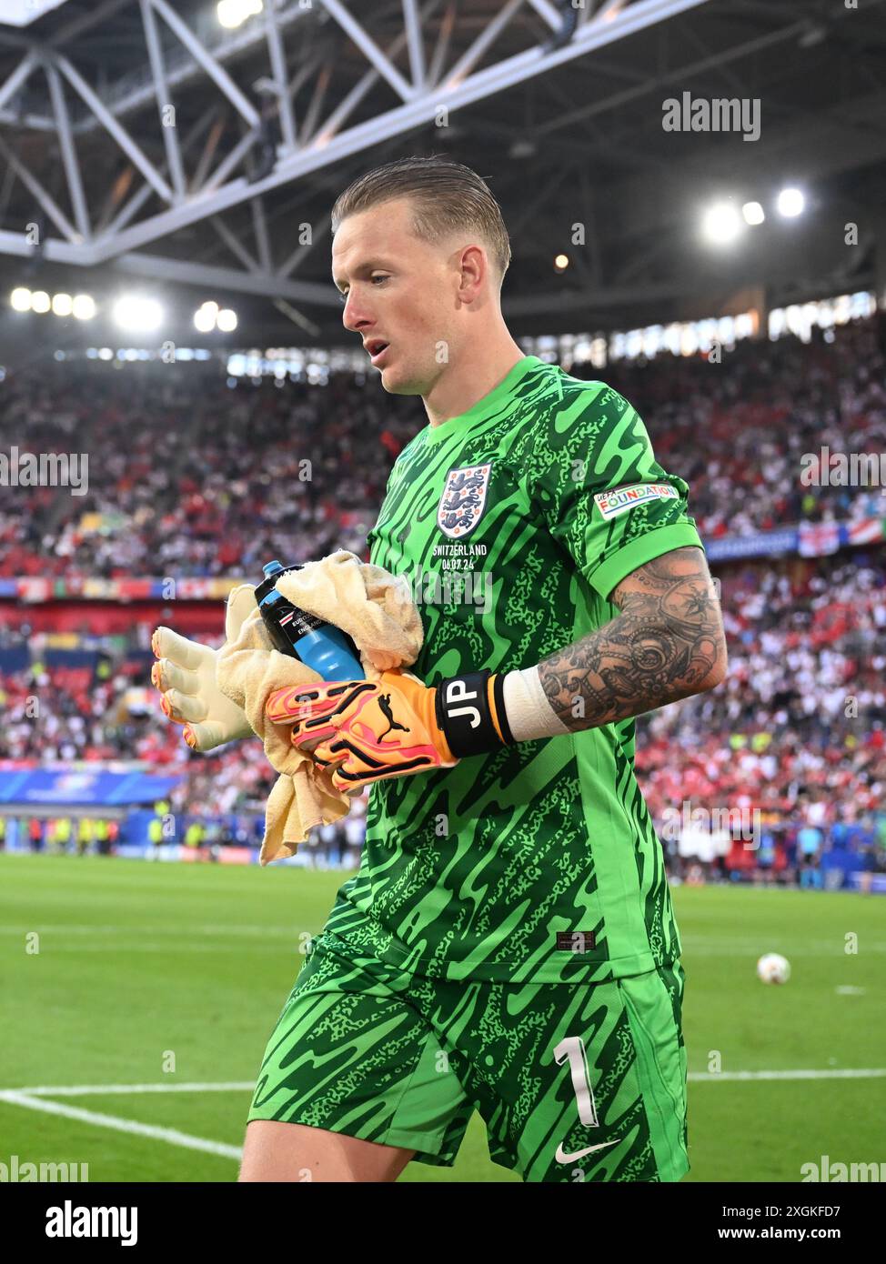 DUSSELDORF - England goalkeeper Jordan Pickford hides his water bottle ...