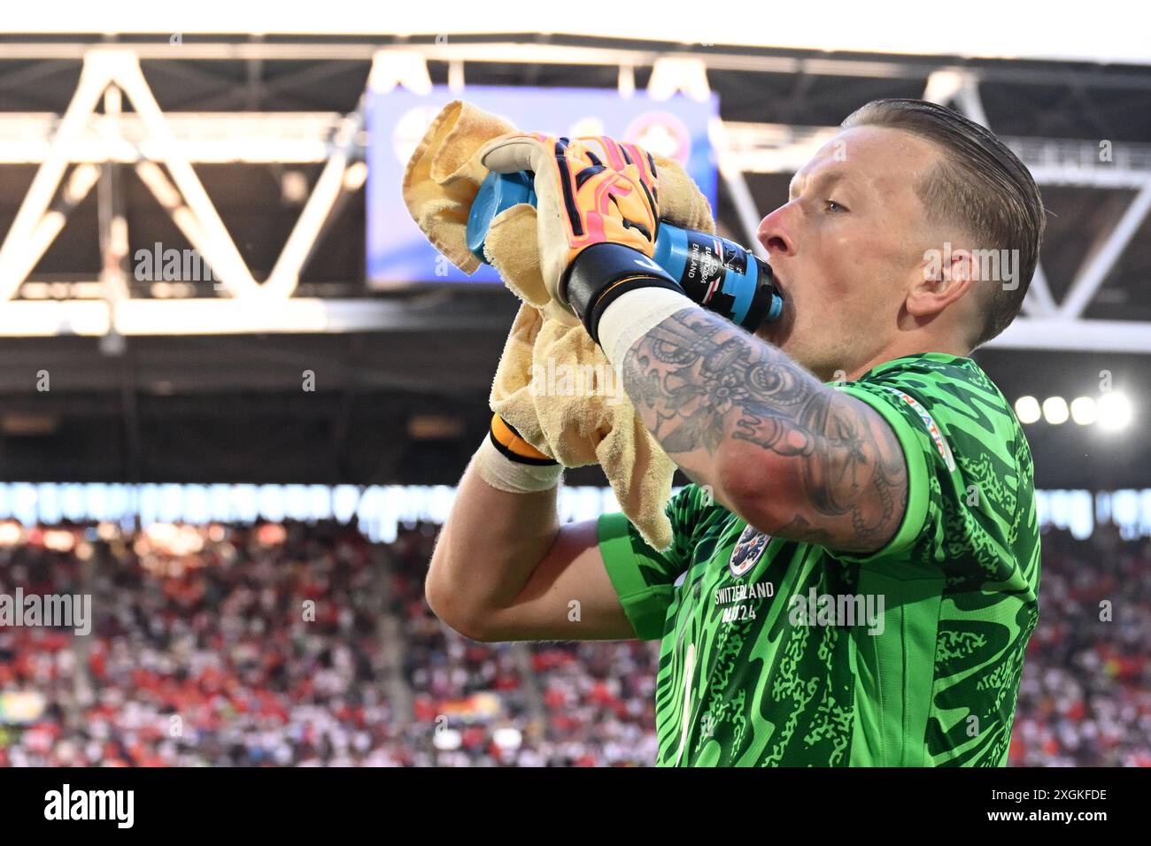 DUSSELDORF - England goalkeeper Jordan Pickford hides his water bottle ...