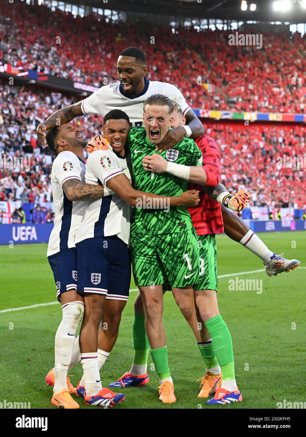 DUSSELDORF - (l-r) Kyle Walker of England, Trent Alexander Arnold of ...