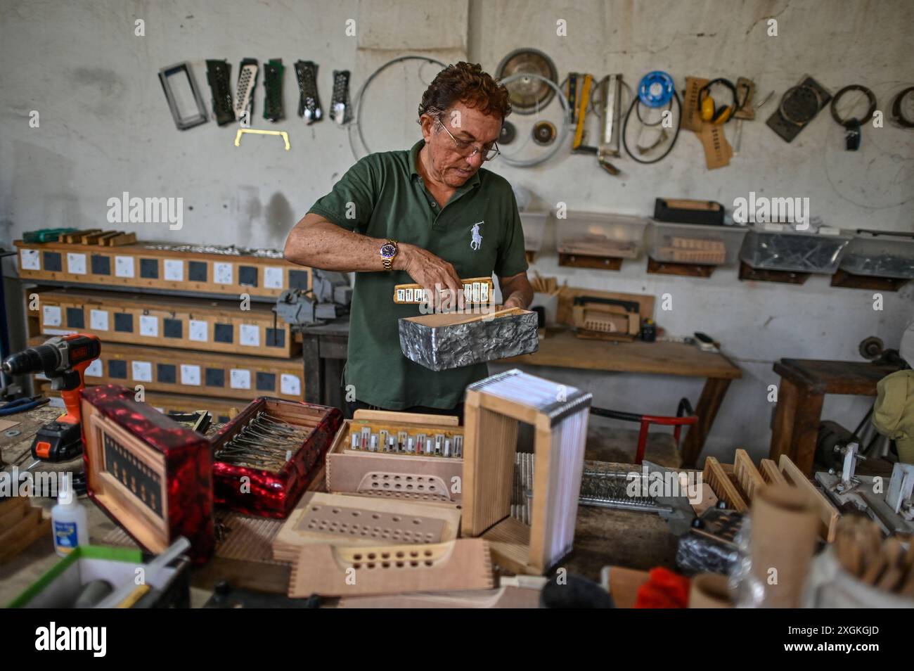 Mileto fabrica de acordeones hi-res stock photography and images - Alamy