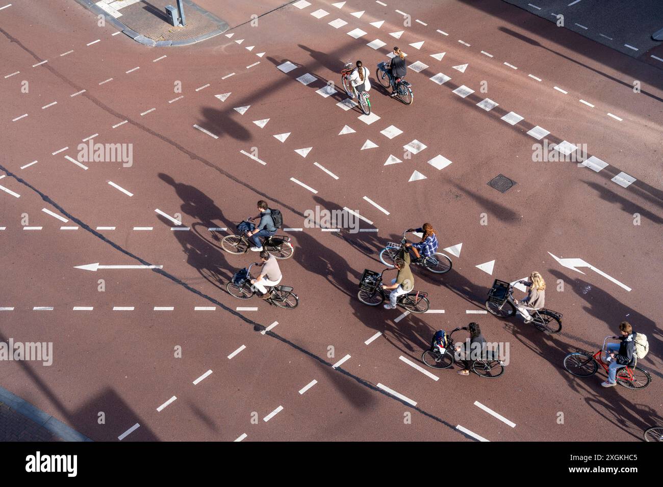 Kreuzung an der Lange Viestraat, Markierungen für Autos und Fahrräder ...