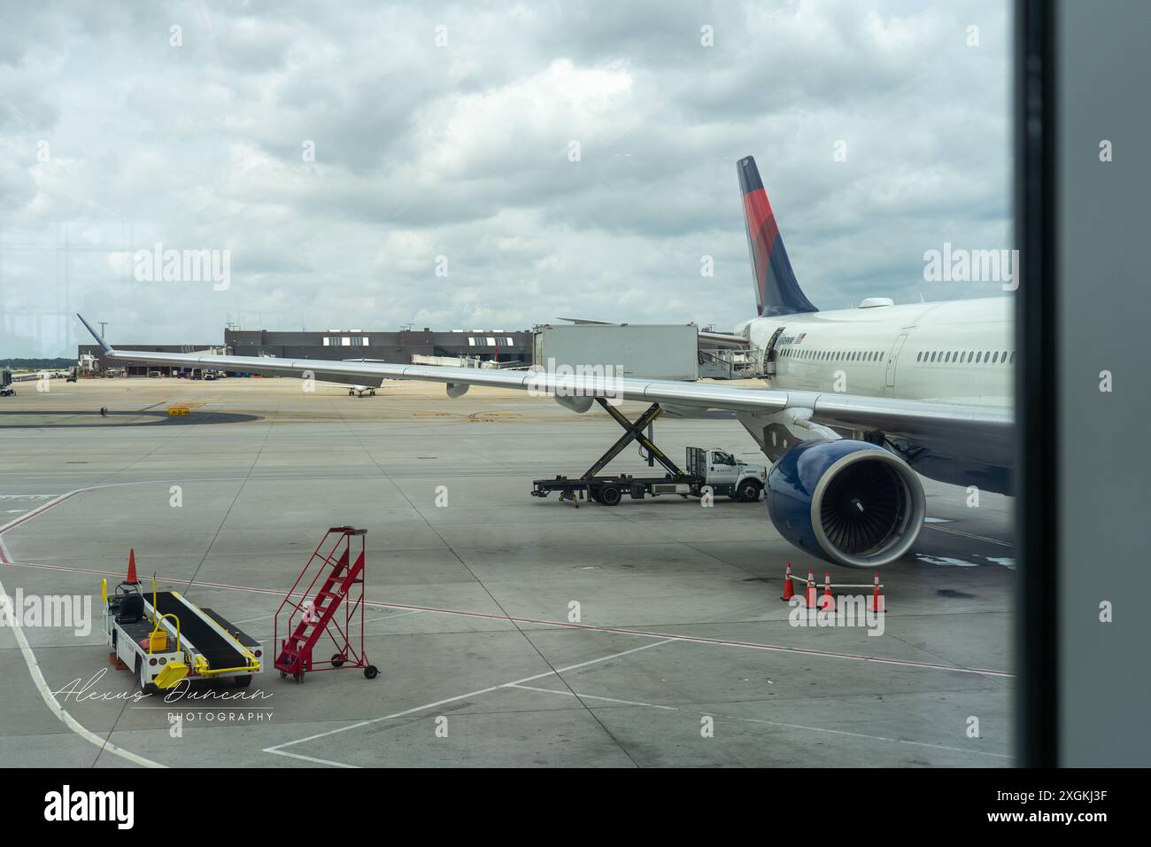 One Way Delta Flight to Paris Stock Photo - Alamy