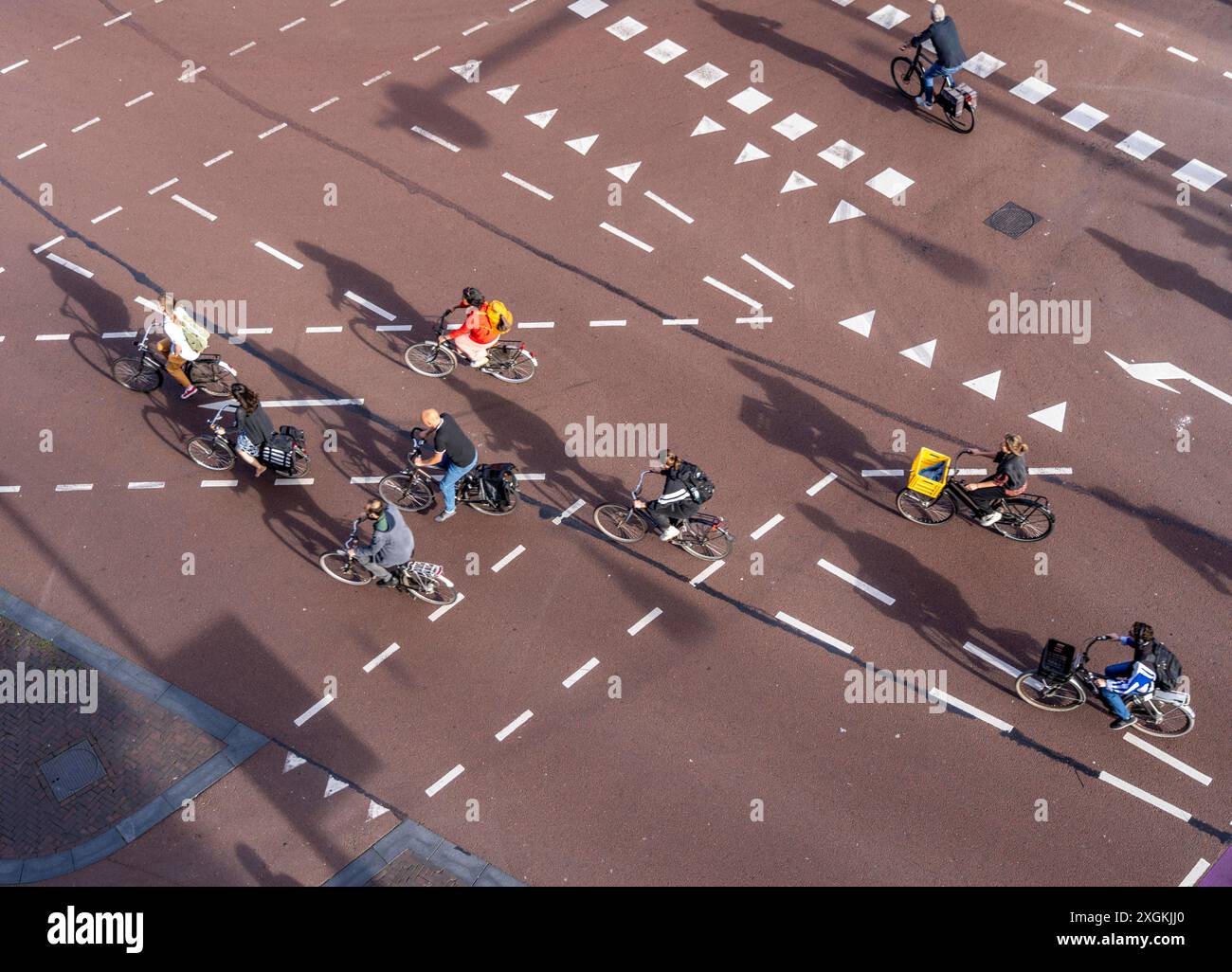 Kreuzung an der Lange Viestraat, Markierungen für Autos und Fahrräder ...