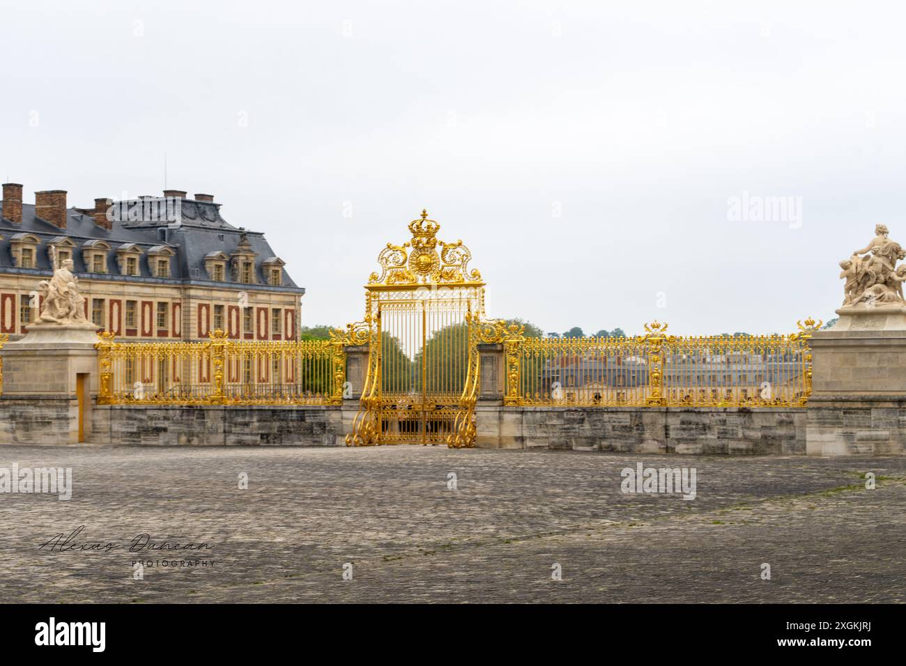Golden gates of versailles palace hi-res stock photography and images ...