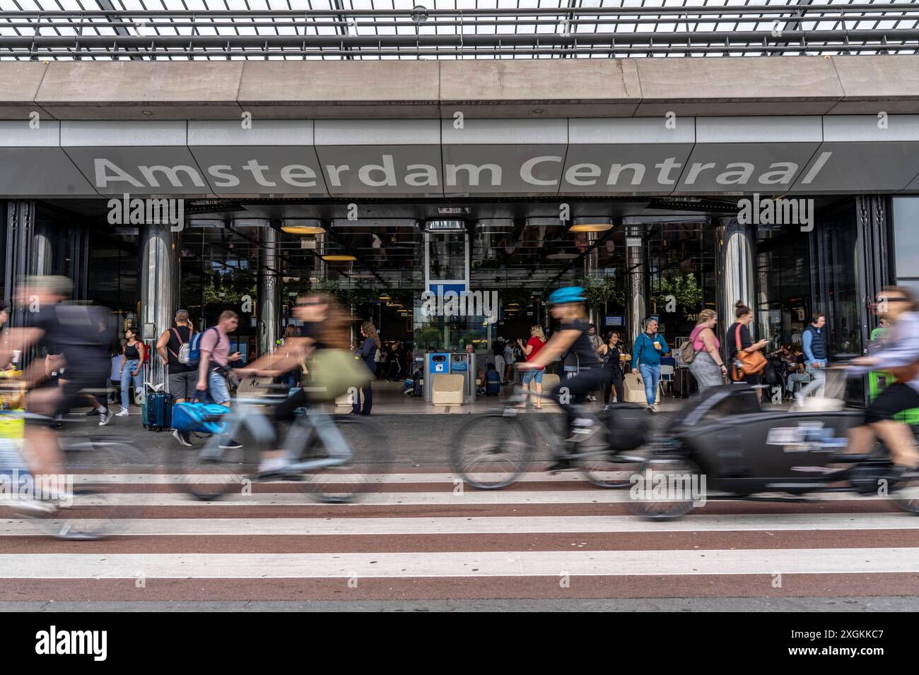 Radweg, Fahrradautobahn, an der De Ruijterkade, am Hauptbahnhof ...