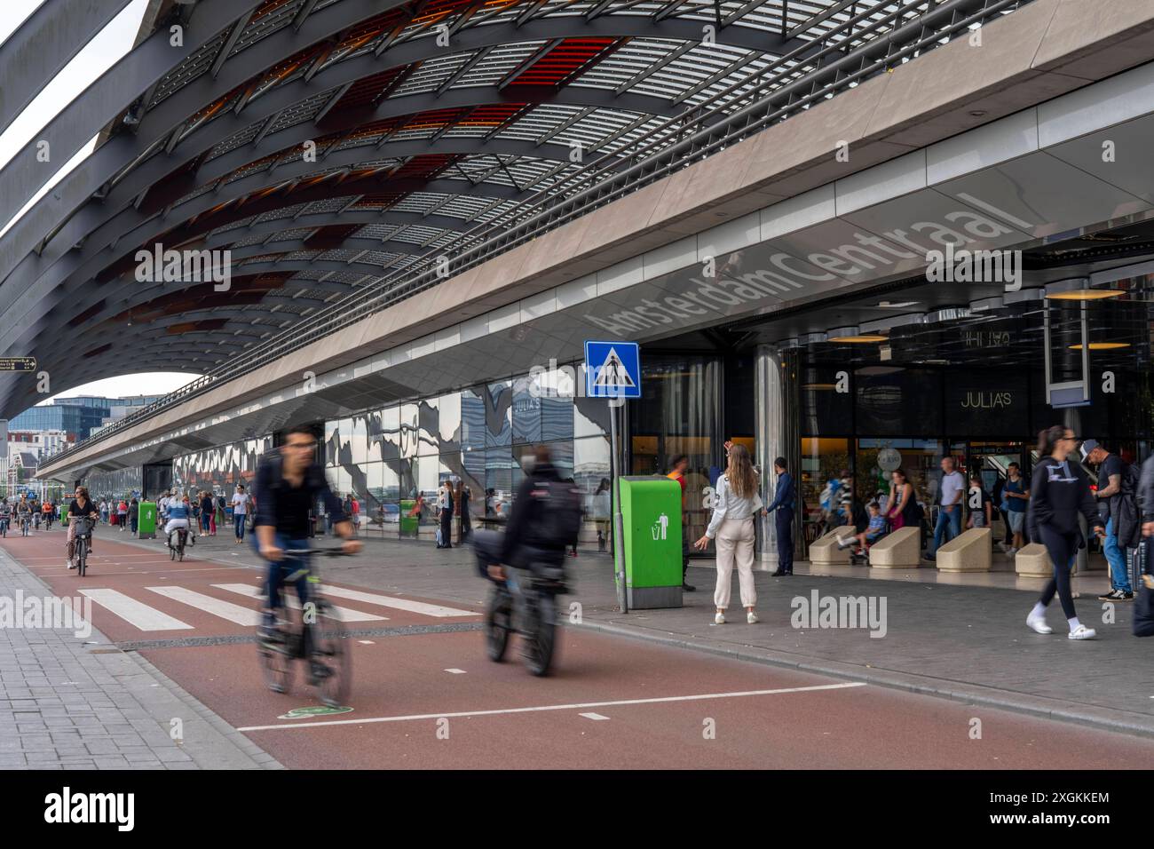 Radweg, Fahrradautobahn, an der De Ruijterkade, am Hauptbahnhof ...