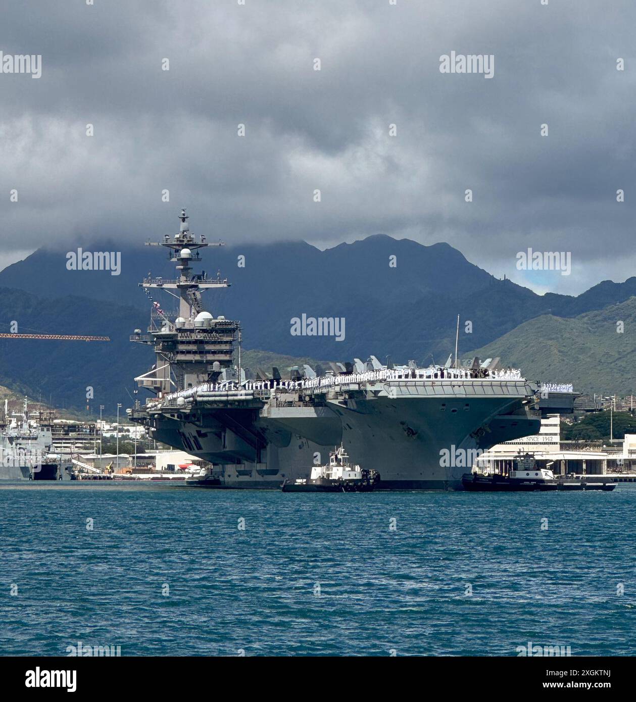The Nimitz-class aircraft carrier USS Carl Vinson (CVN 70) departs ...