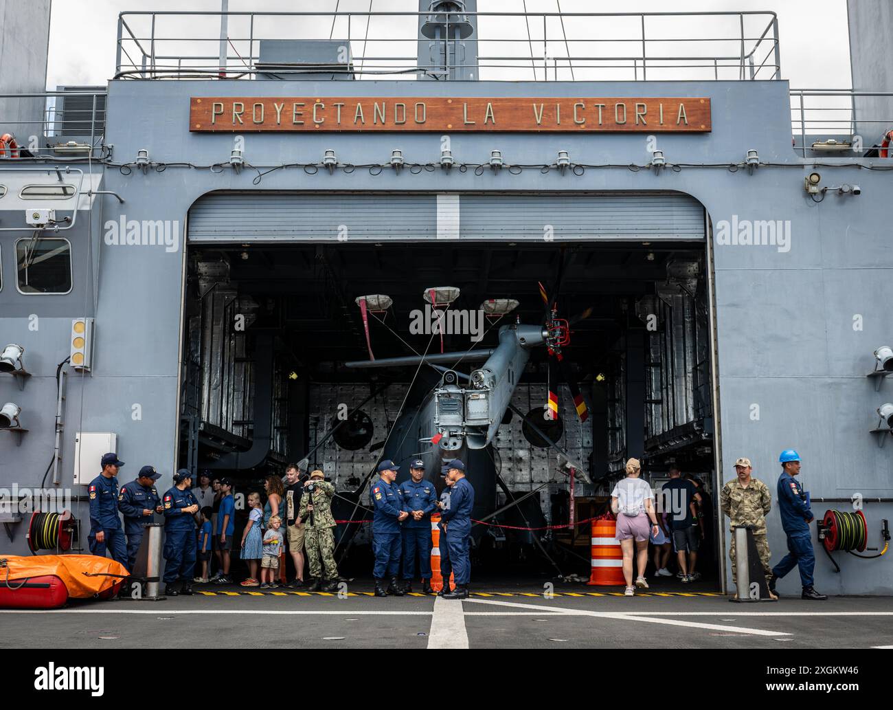 Navy ship visitors hi-res stock photography and images - Alamy