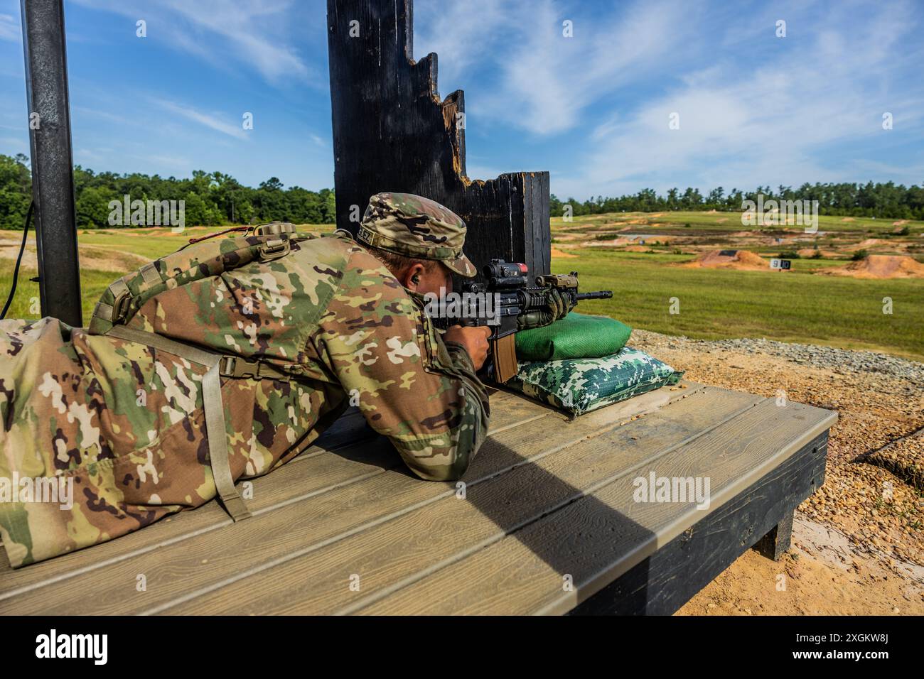 Basic trainees from Echo Company, 2nd Battalion, 54th Infantry Regiment ...