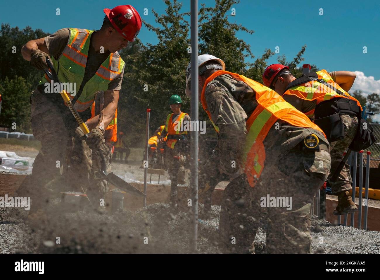 U.S. Soldiers with 176th Engineer Company, 420th Chemical Battalion ...