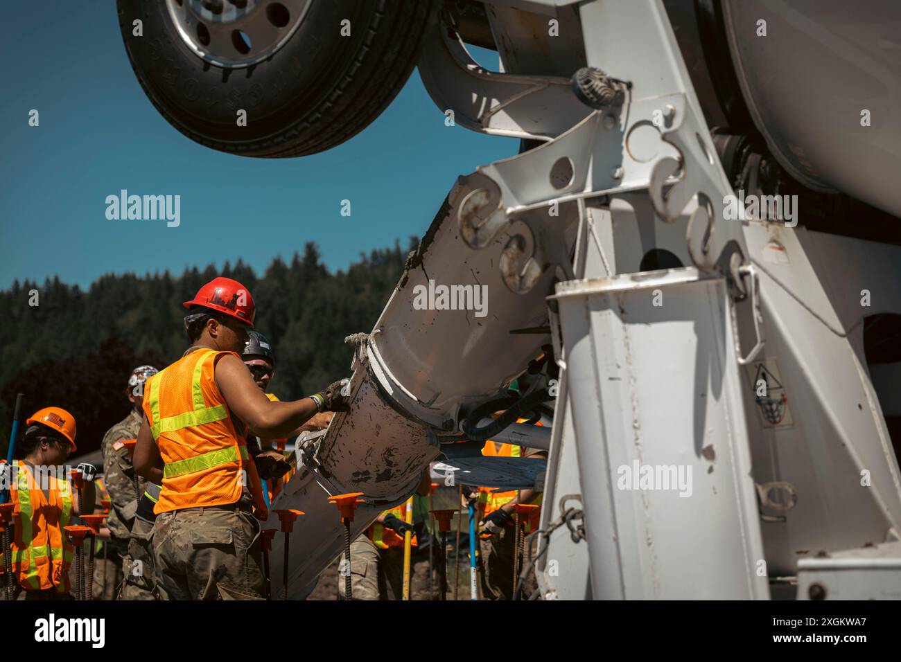 U.S. Soldiers with 176th Engineer Company, 420th Chemical Battalion ...