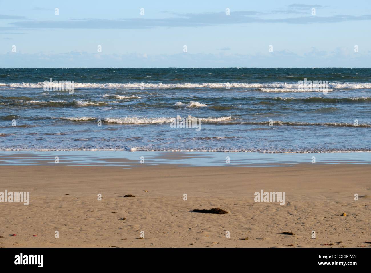 Gentle ocean waves wash hi-res stock photography and images - Alamy