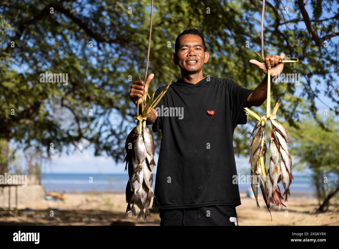 Selling fish at Dili Beach, Timor-Leste Stock Photo - Alamy