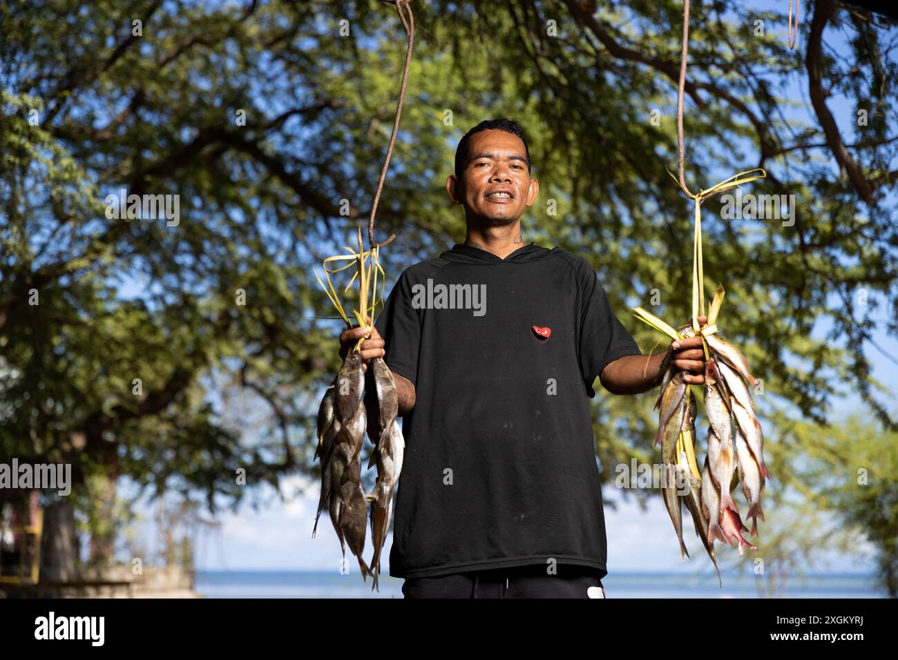 Selling fish at Dili Beach, Timor-Leste Stock Photo - Alamy