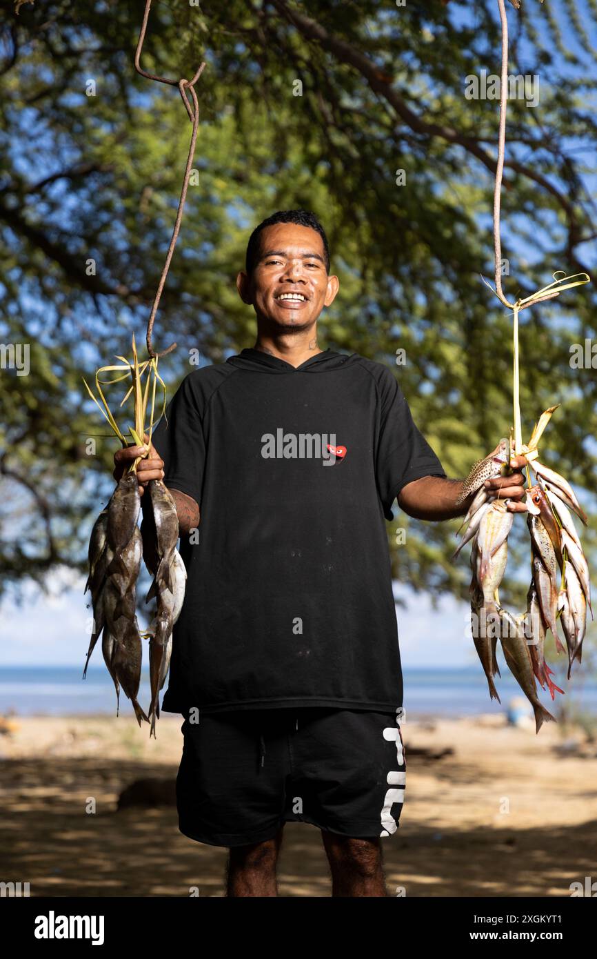 Selling fish at Dili Beach, Timor-Leste Stock Photo - Alamy