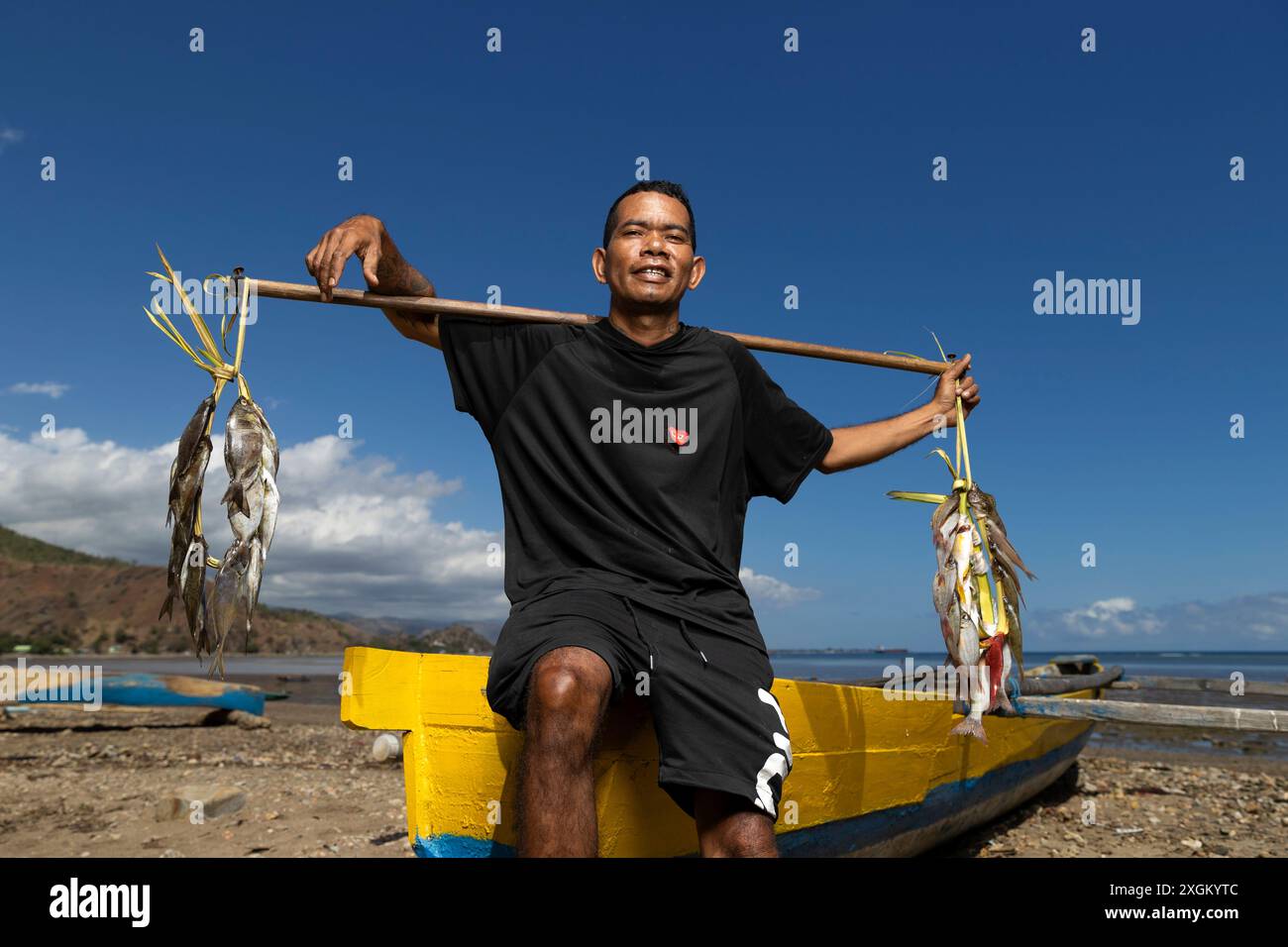 Selling fish at Dili Beach, Timor-Leste Stock Photo - Alamy