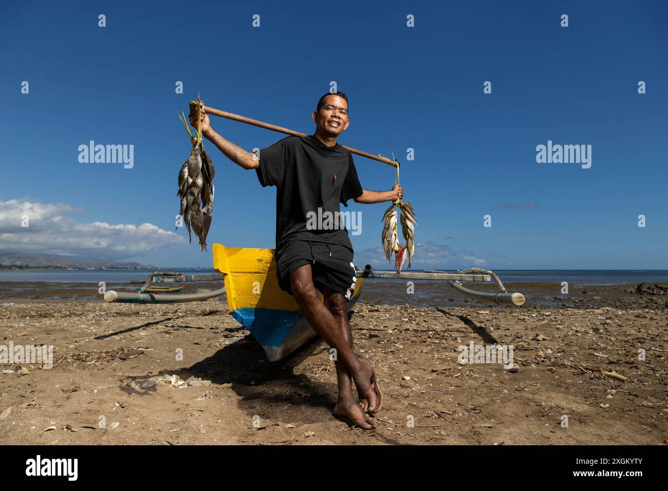 Selling fish at Dili Beach, Timor-Leste Stock Photo - Alamy