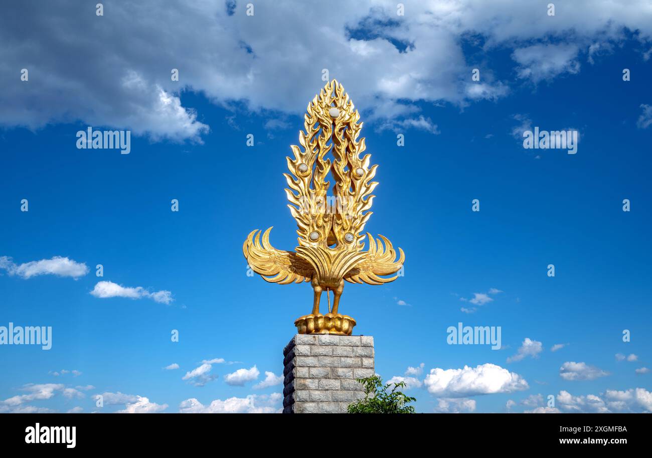 The gilded Dapeng at the entrance of the Three Pagodas of Chongsheng ...