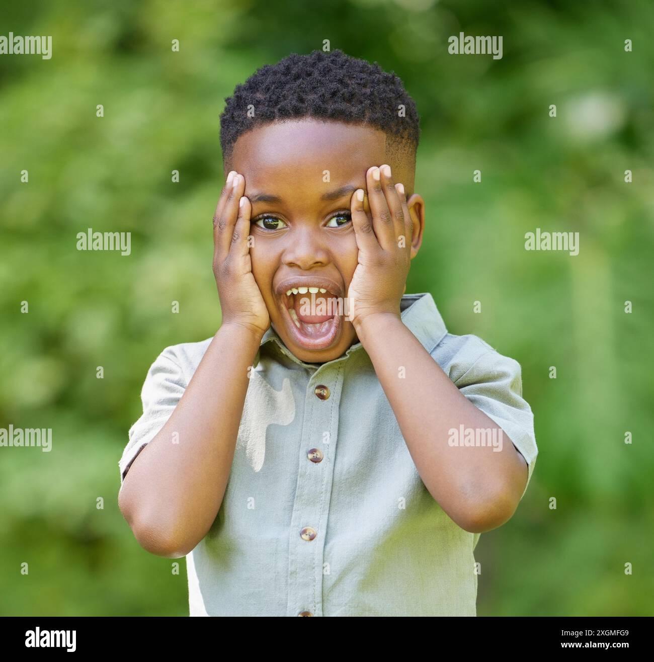 Kid shocked expression outside hi-res stock photography and images - Alamy