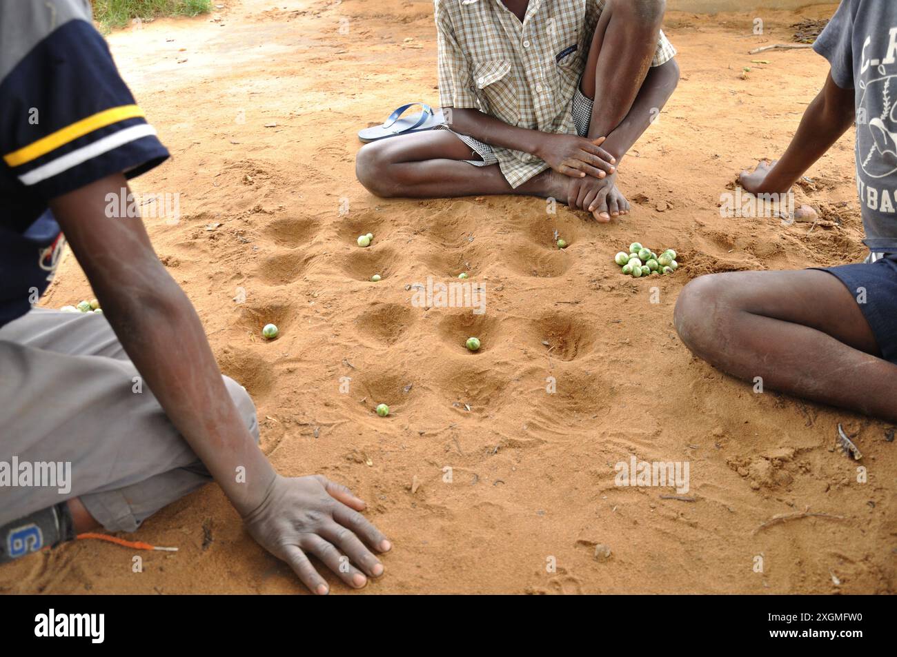 Children playing ntxuva hi-res stock photography and images - Alamy