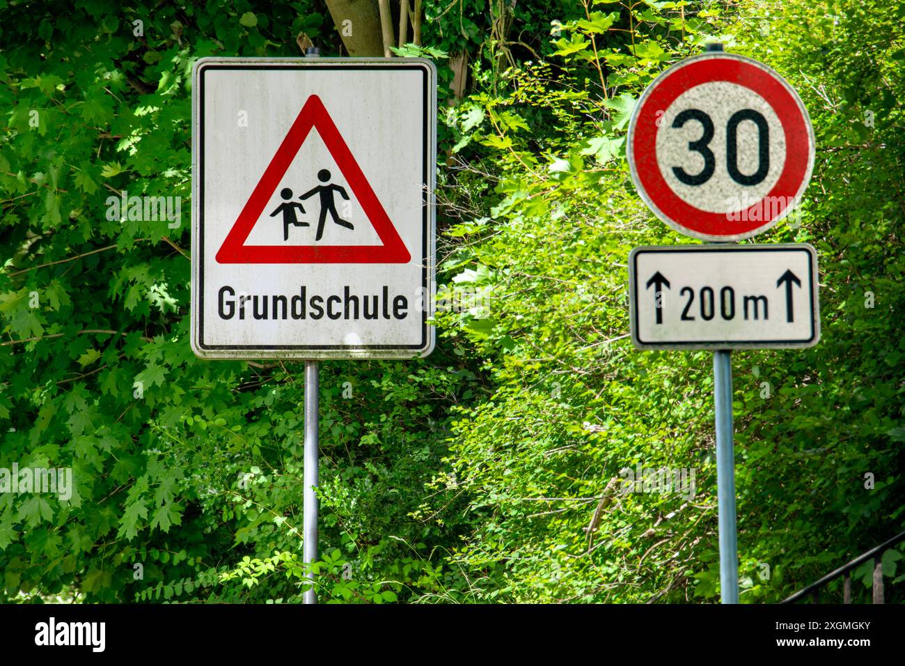 Verkehrszeichen Grundschule, Achtung Kinder Tempo 30, Wickede-Ruhr ...
