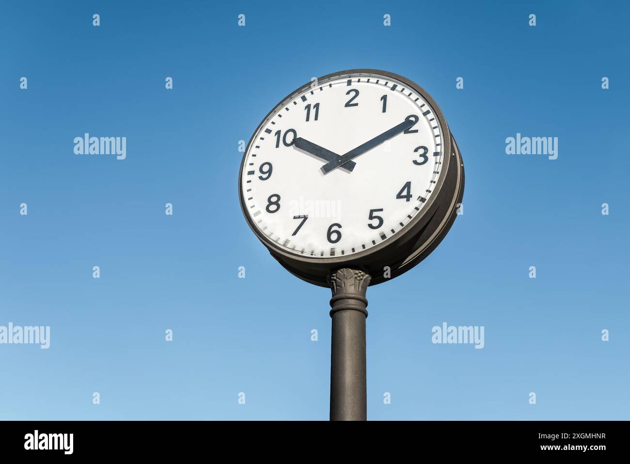 10 ten past ten clock hi-res stock photography and images - Alamy