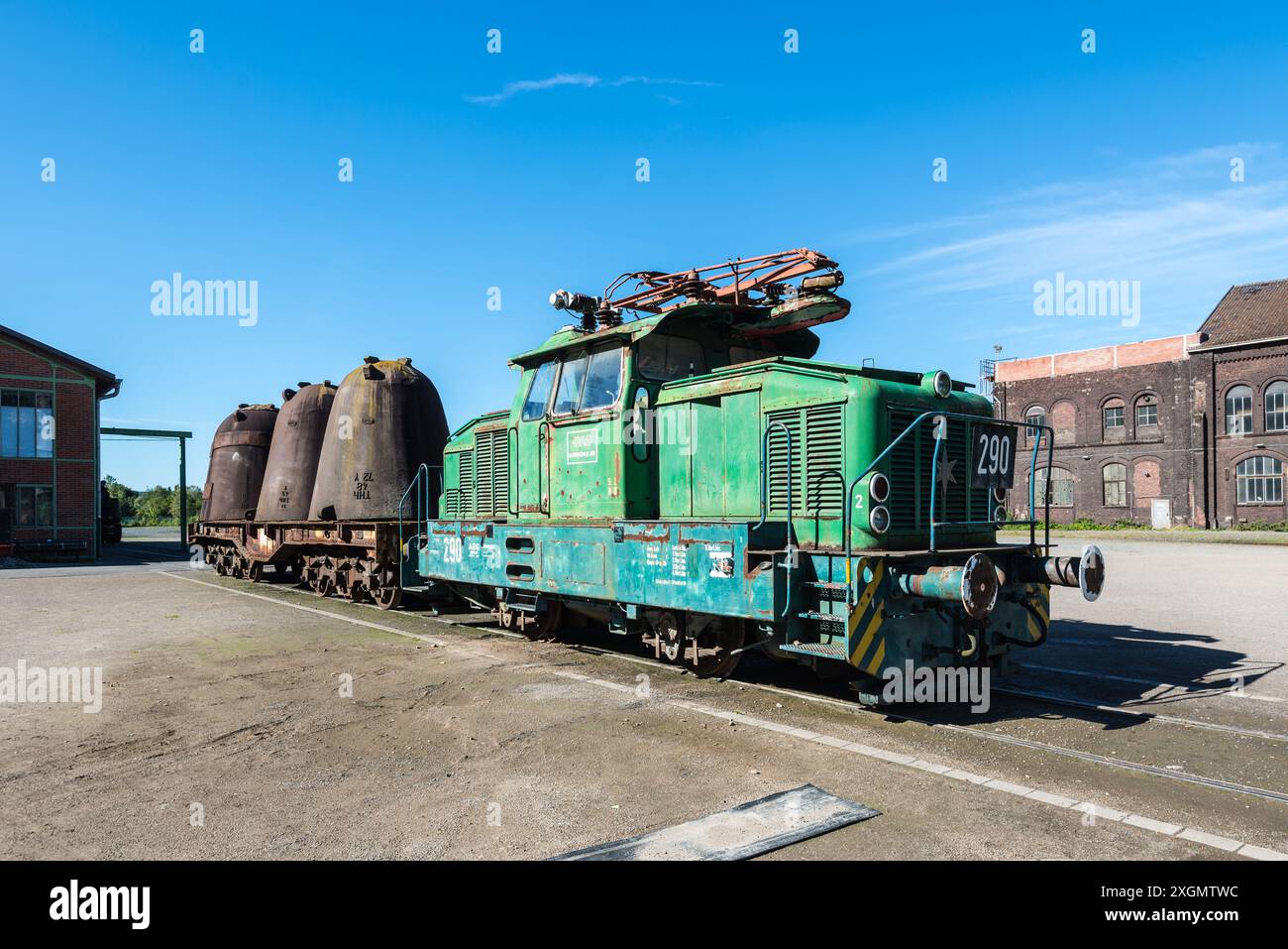 Slag pots hi-res stock photography and images - Alamy