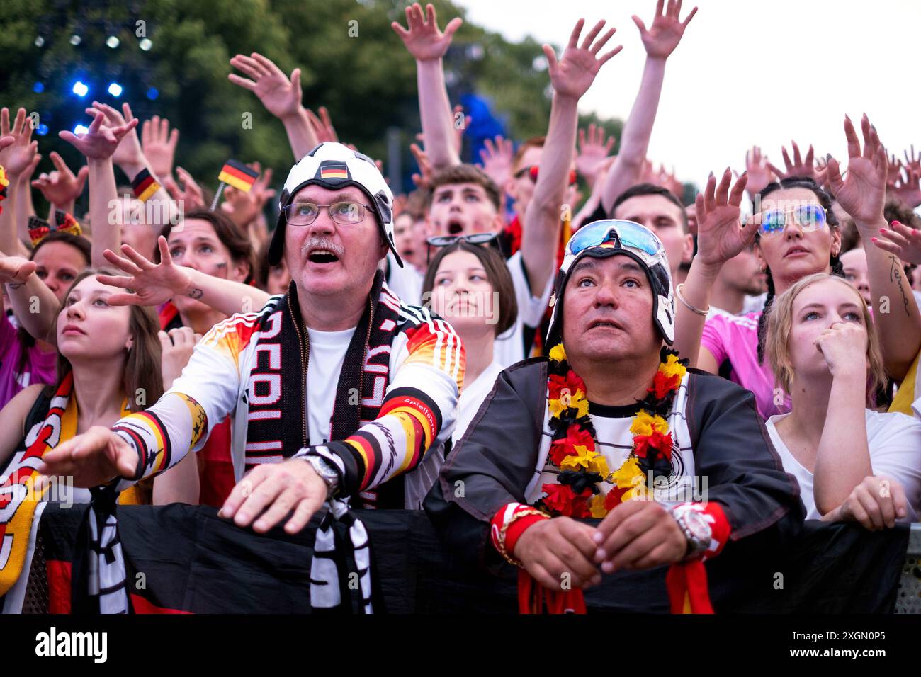 Deutsche Fußballfans feiern auf der Berliner Fanzone am Brandenburger ...