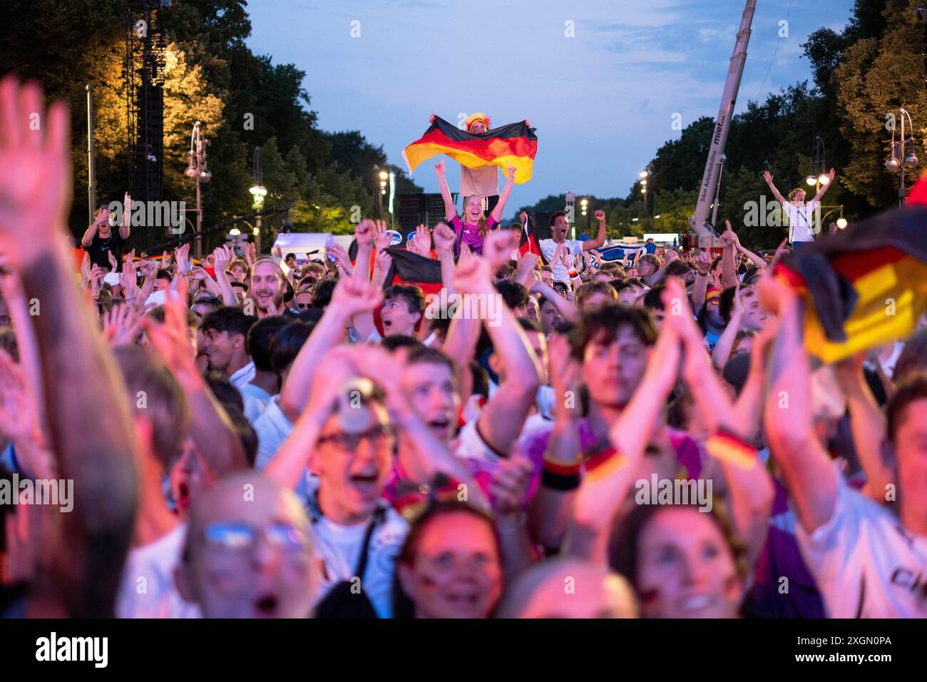 Deutsche Fußballfans feiern auf der Berliner Fanzone am Brandenburger ...