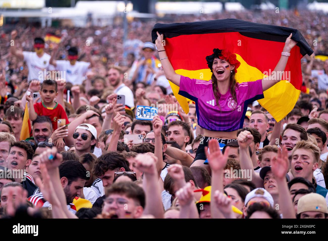 Deutsche Fußballfans feiern auf der Berliner Fanzone am Brandenburger ...