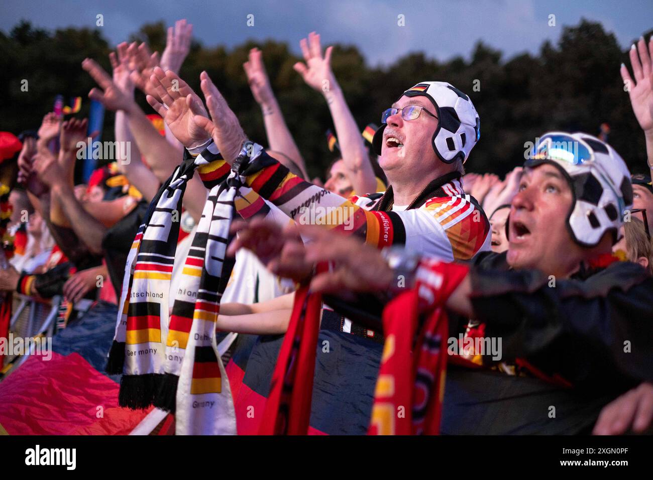 Celebrate fussballfans germany hi-res stock photography and images - Alamy