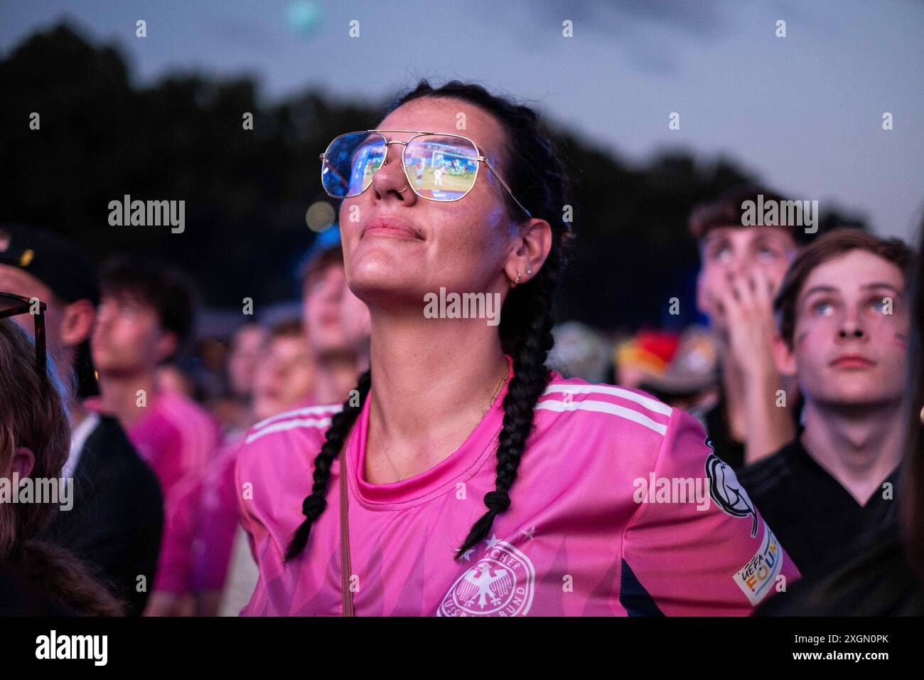 Deutsche Fußballfans feiern auf der Berliner Fanzone am Brandenburger ...