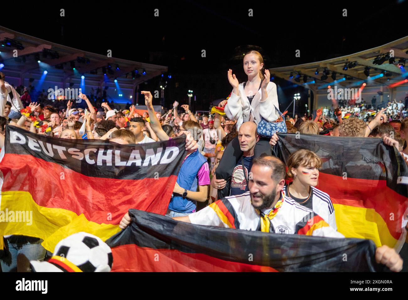 Deutsche Fußballfans feiern auf der Berliner Fanzone am Brandenburger ...
