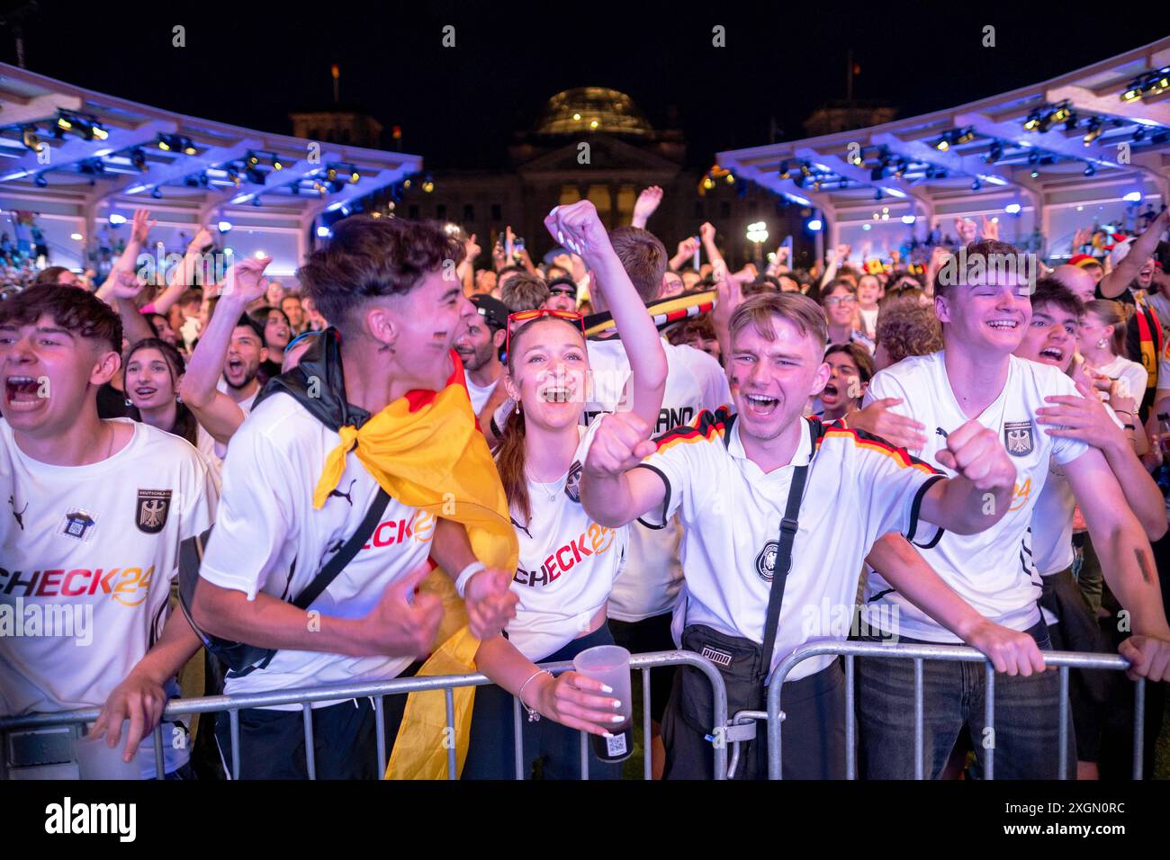 Deutsche Fußballfans feiern auf der Berliner Fanzone am Brandenburger ...