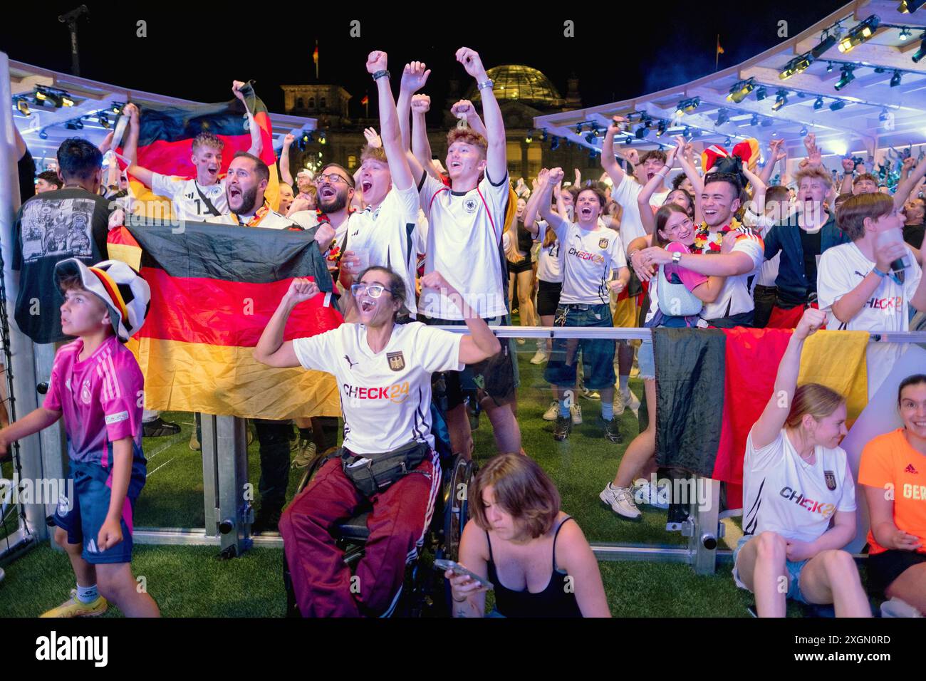 Deutsche Fußballfans feiern auf der Berliner Fanzone am Brandenburger ...