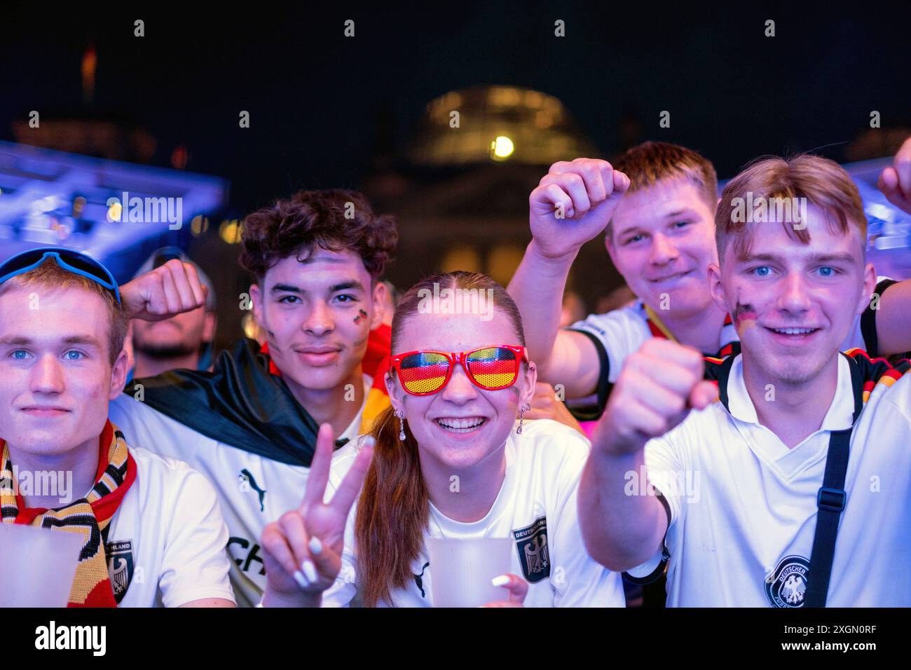 Deutsche Fußballfans feiern auf der Berliner Fanzone am Brandenburger ...