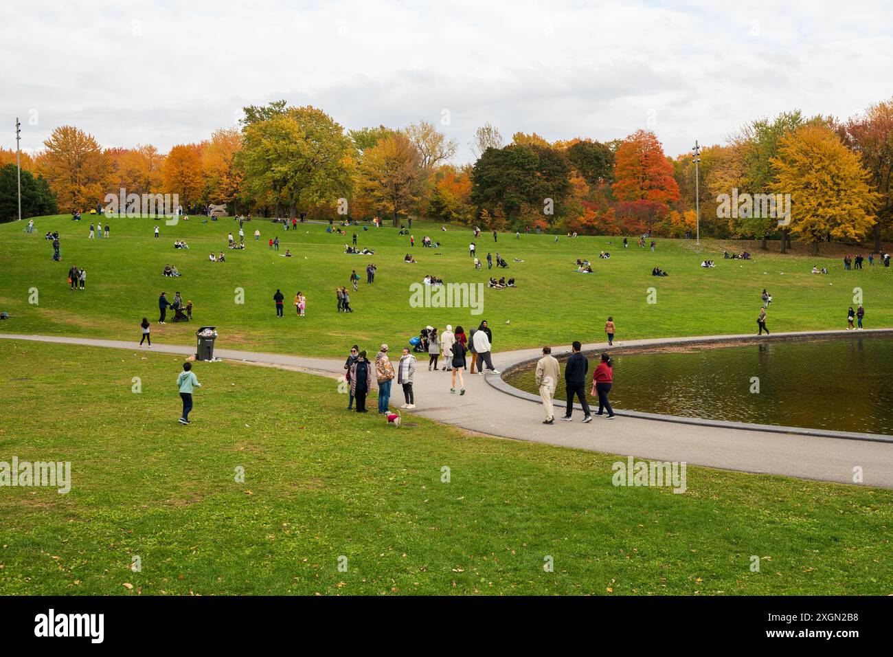 Beaver Lake, Mount Royal Park ( Parc du Mont-Royal ) in autumn. People ...
