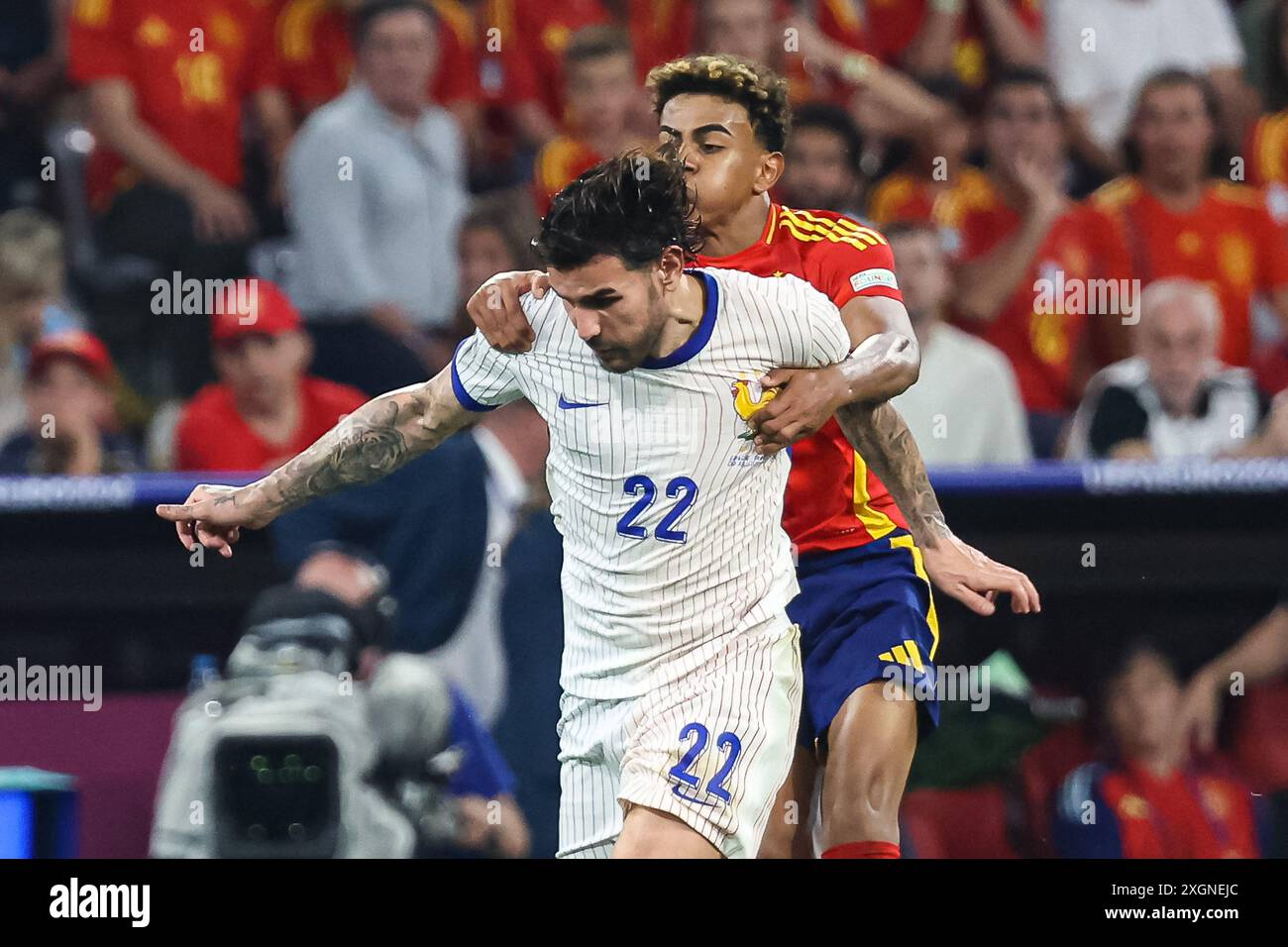 Lamine Yamal (Spanien, #19) haelt Theo Hernandez (Frankreich, #22) GER ...