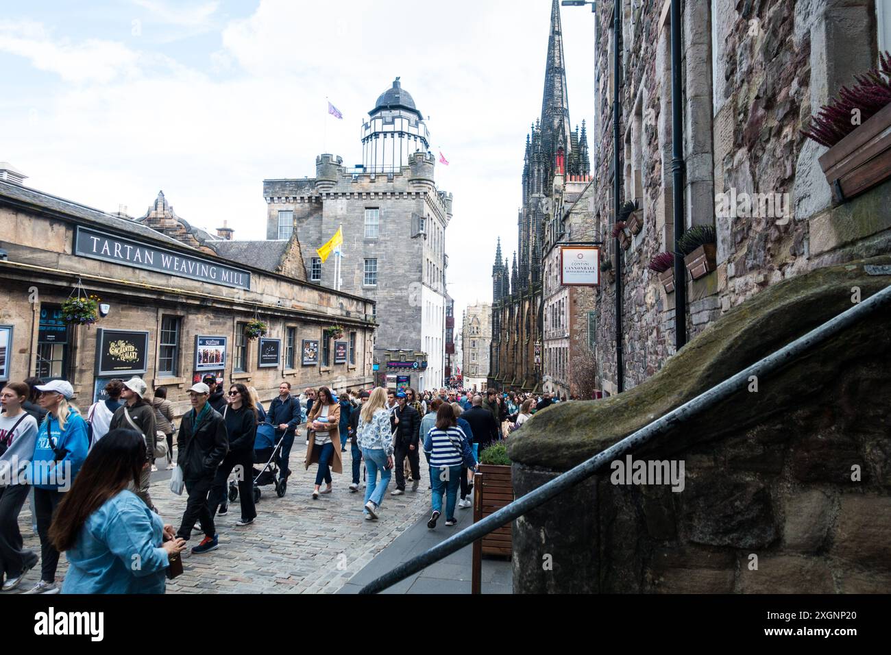 Tourists on the Royal Mile, Edinburgh, Scotland, UK Stock Photo - Alamy