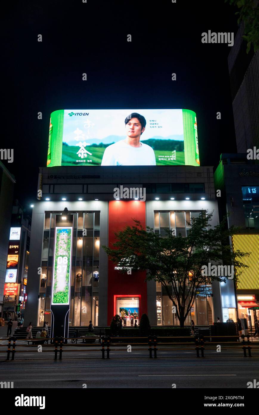 Shohei Ohtani, June 16, 2024 : ITO EN's outdoor advertisement featuring ...