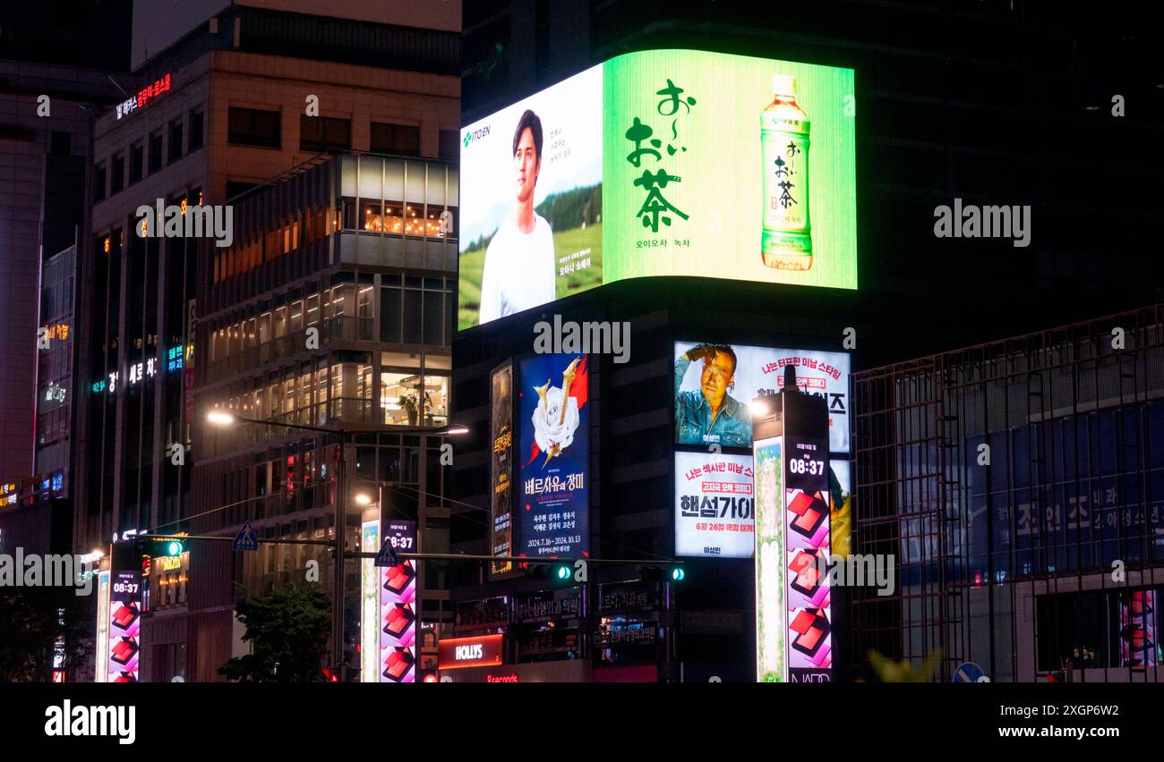 Shohei Ohtani, June 16, 2024 : ITO EN's outdoor advertisement featuring ...
