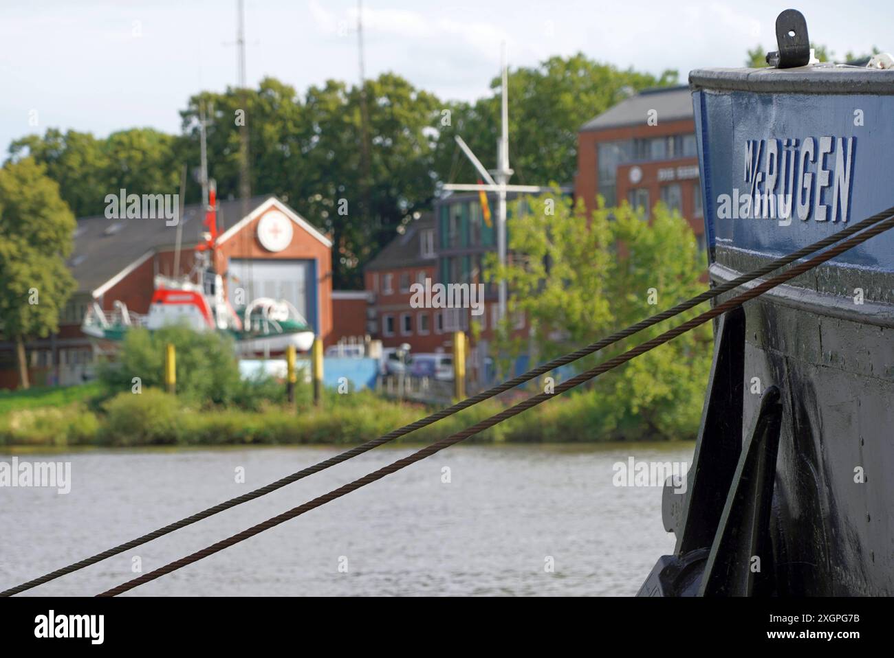 Der Bug des Bremer Theaterschiffs MS Rügen an der Anlegebrücke ...