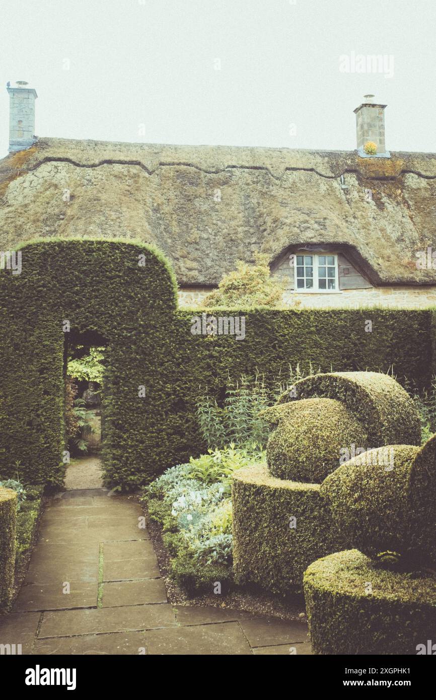 Quintessential English cottage garden Stock Photo - Alamy