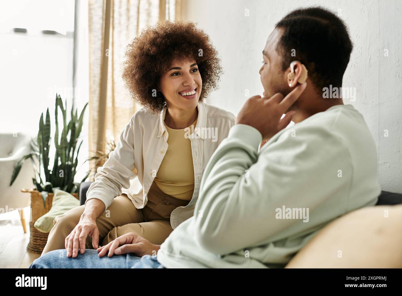 Conversing in sign language hi-res stock photography and images - Alamy